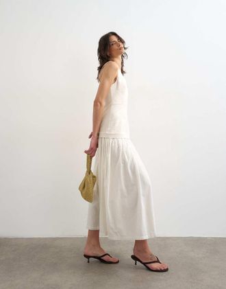 Topshop Robe longue en serg&eacute; &eacute;pais &agrave; taille basse et jupe &eacute;vas&eacute;e - Naturel-Blanc
