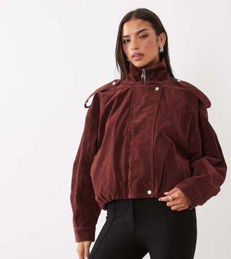 KAIIA exclusivit&eacute; bomber en daim synth&eacute;tique &agrave; col chemin&eacute;e et ourlet boule en bordeaux-Rouge