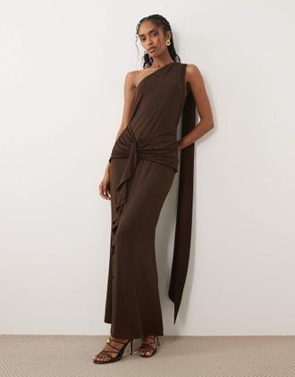 Pretty Lavish Celina - Robe longue asym&eacute;trique pr&egrave;s du corps avec d&eacute;tail drap&eacute; et bordure &agrave; volants - Chocolat-Marron