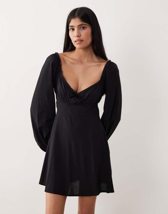 Nobody's Child Lillie - Robe courte bord&eacute;e de dentelle &agrave; noeud et d&eacute;collet&eacute; en coeur - Noir