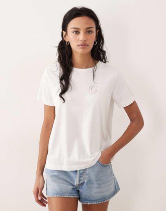 GANT Tailliertes T-Shirt in Eierschalen-Wei&szlig; mit kleinem Logo