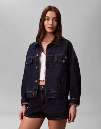 Calvin Klein Jeans Locker geschnittene Trucker-Jeansjacke in dunkelblauer Waschung