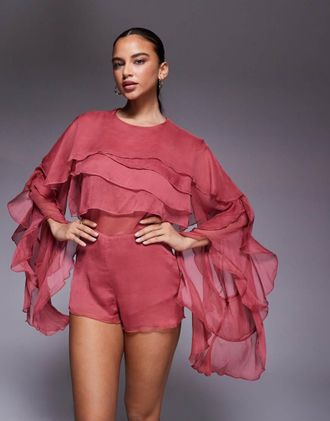 Bardot Carson - Combishort volant&eacute; en mousseline transparente avec manches oversize et cape - Rose