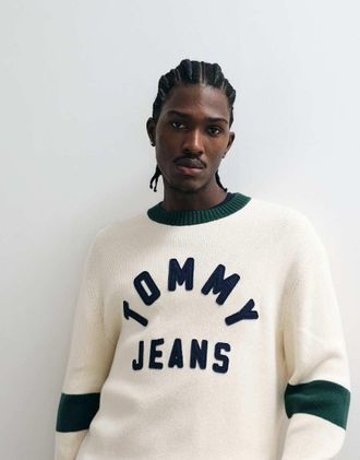 Tommy Jeans neuer klassischer Pullover mit Logo in Cremewei&szlig;
