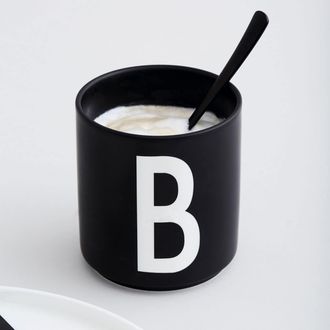 DESIGN LETTERS Porzellan Kaffeetassen A-Z | Schwarze Tassen für Weihnachten, Weihnachtsgeschenke Kleinigkeiten, Weihnachtsgeschenke für Frauen, Männer | Kaffeebecher