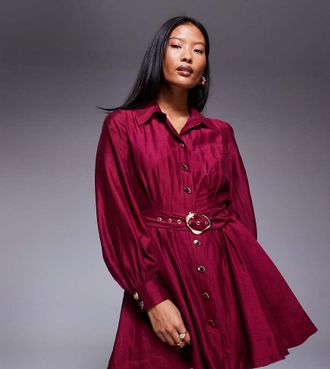 Forever New Petite - Evelyn - Robe chemise courte &agrave; surpiq&ucirc;res et ceinture - Rouge fonc&eacute;