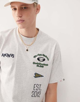 Aape By A Bathing Ape Aape by A Bathing Ape - T-shirt coupe carrée avec broderie style universitaire positionnée - Gris