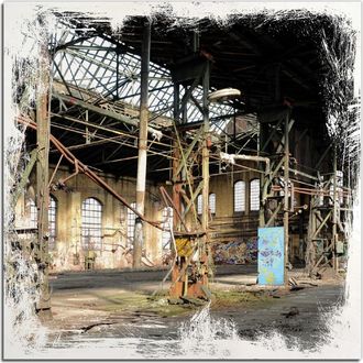 Wallario Wandbild aus Holz Verlassene Industriehalle - Alte Fabrik - 40 x 40 cm in Premium-Qualität: Brillante Farben