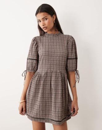 Wednesday's Girl Kurzes H&auml;ngerkleid in Rosa kariert mit Textur