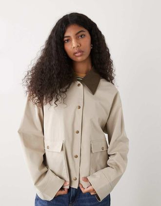 Noisy May Leichte Barn-Jacket in Steinbeige mit Kontrastkragen-Wei&szlig;