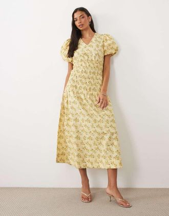 Vero Moda robe longue &agrave; d&eacute;collet&eacute; plongeant fronc&eacute;e &agrave; petites fleurs jaune