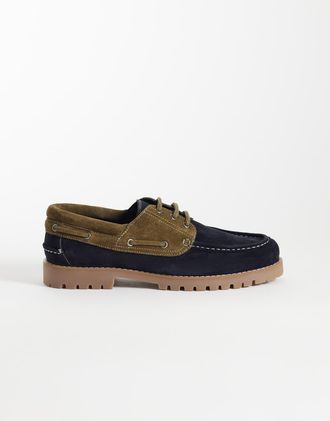Asos Chaussures bateau en daim &agrave; semelle crant&eacute;e - Kaki et bleu marine-Multicolore