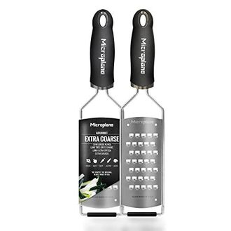 Microplane Küchenreibe Sehr Grob für Kartoffel, Zucchini, Karotte, Apfel, Kohl und Käse in Schwarz mit Edelstahlklingen - Made in USA