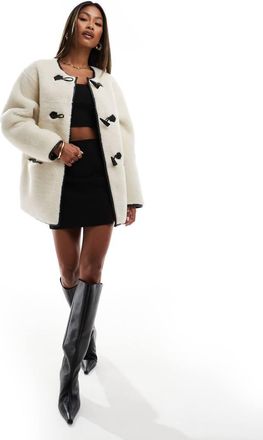 Forever New Teddy-Mantel in Cremeweiß mit farblich abgesetzten Knebelknöpfen