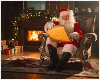 Wallario Poster - Der Weihnachtsmann pr&uuml;ft die Liste in Premiumqualit&auml;t, Gr&ouml;&szlig;e: 40 x 50 cm