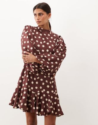 Sister Jane Sister Jane Illume exclusivit&eacute; robe courte &agrave; col montant, manches ballon, volants et ourlet asym&eacute;trique &agrave; pois marron et cr&egrave;me