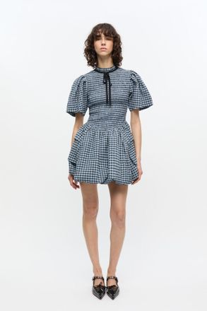 Ganni Robe courte smockée à carreaux en crêpe bleu Soft Chambray