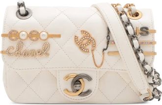Chanel 2021-2025 mini Coco Clips Flap Umhängetasche aus gestepptem Lammleder - Weiß