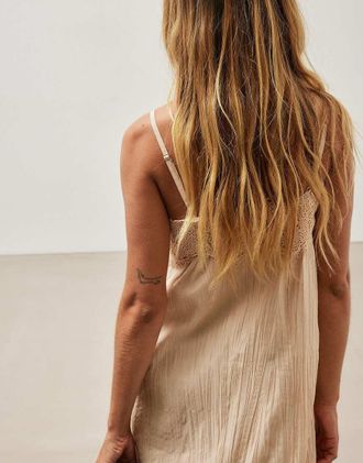 NA-KD robe longue &agrave; d&eacute;tails en dentelle froiss&eacute;e beige-Neutre