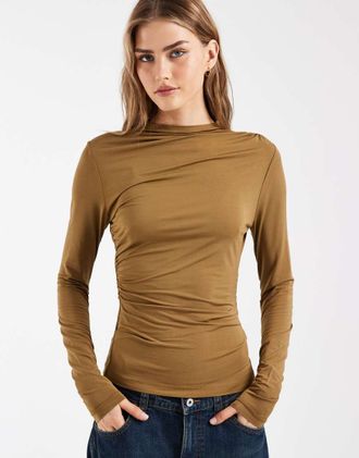 & Other Stories Asymmetrisches, gerafftes Langarm-Jerseytop in Braun-Brown