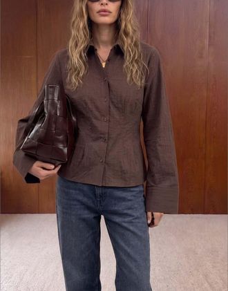 NA-KD chemise ajust&eacute;e &agrave; larges poignets marron