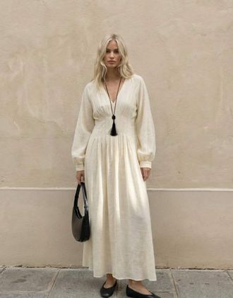 NA-KD Robe mi-longue &agrave; col en V et taille pliss&eacute;e - Cr&egrave;me-Blanc