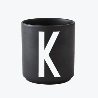 DESIGN LETTERS Becher - Buchstabentasse - Buchstabe: K - Porzellan - Schwarz - Arne Jacobsen