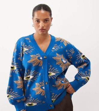 Never Fully Dressed Plus Strick-Cardigan mit V-Ausschnitt und langem Schnitt in Blau mit Himmelsprint