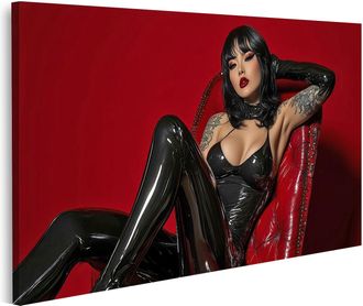 Islandburner Bild auf Leinwand Frau in rotem Hintergrund mit schwarzer Latexkleidung und Tattoos für Schlafzimmer Kunstliebhaber Tattoo-Studio Bilder Wandbilder Po