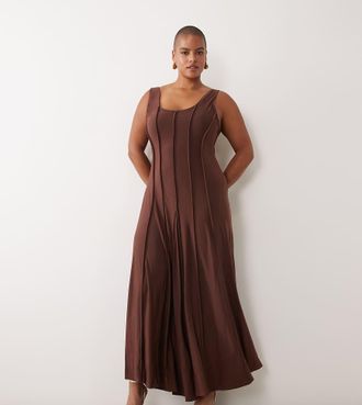 Asos Curve ASOS DESIGN Curve robe longue pr&egrave;s du corps &agrave; col arrondi avec coutures apparentes en marron