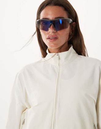 Sweaty Betty Seersucker-Struktur-Jacke mit Rei&szlig;verschluss in Wei&szlig;