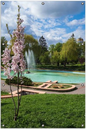Wallario Outdoor-Poster f&uuml;r Garten oder Balkon Fr&uuml;hling im Stadtpark, Motivbanner Gr&ouml;&szlig;e: ca. 100 x 150 cm, Outdoor-Bild