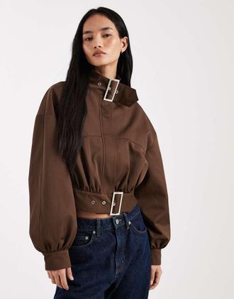 Asos Veste courte &agrave; col chemin&eacute;e et boucle - Taupe-Brown