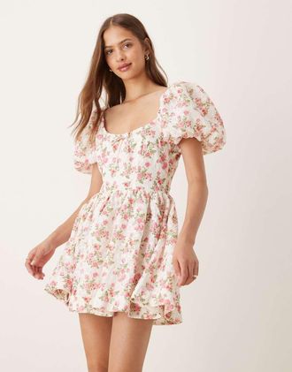 For Love & Lemons Minikleid in Weiß mit Blumenmuster, Puffärmeln und Milchmädchen-Dekolleté