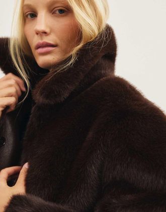 NA-KD Wendejacke aus Faux-Fur in Dunkelbraun