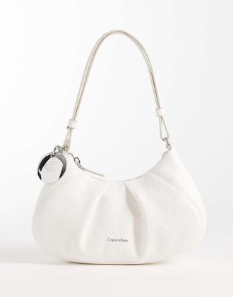 Calvin Klein Petit sac port&eacute; &eacute;paule avec d&eacute;tail en m&eacute;tal - Blanc