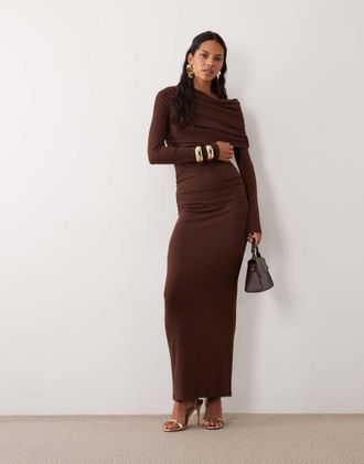 SNDYS robe longue fronc&eacute;e &agrave; d&eacute;tail drap&eacute; asym&eacute;trique sur l&eacute;paule en chocolat-Marron