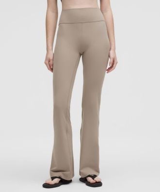 lululemon Groove Hose mit ausgestelltem Bein und hohem Bund aus Nulu Normale Länge für Frauen - Khaki - Größe 4