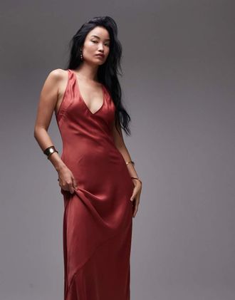 Topshop Robe longue en satin avec d&eacute;collet&eacute; plongeant - Rouille-Marron