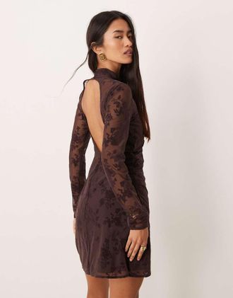 Abercrombie & Fitch Hochgeschlossenes Minikleid in Braun gebl&uuml;mt mit R&uuml;ckenausschnitt und BH-Einsatz-Brown