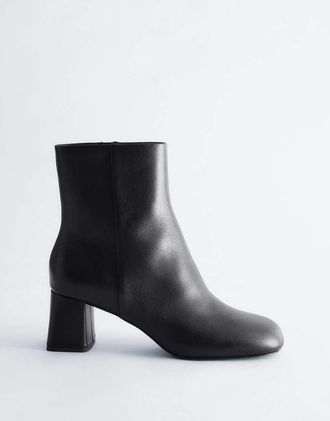 & Other Stories Stiefeletten aus Leder mit runder Spitze und Blockabsatz in Schwarz