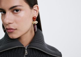 Mango Kombinierte h&auml;ngende Ohrringe aus Resin gold - Damen - Einheitsgr&ouml;&szlig;e - MANGO