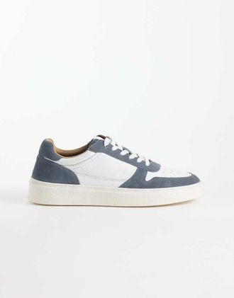 Asos Schn&uuml;rsneaker aus Eins&auml;tzen aus wei&szlig;em Leder und blauem Wildleder mit Gummisohle-Schwarz