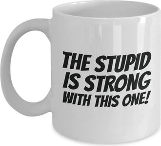 IUBBKI Das Dumme ist stark mit diesem! Beleidigungs-lustige Neuheits-Geschenk-Tasse Wei&szlig; 11oz