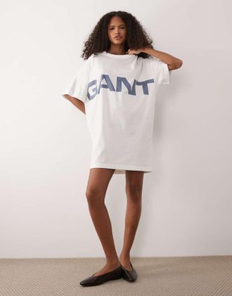 GANT Oversize-T-Shirt-Kleid in Eierschalenwei&szlig; mit Logo auf der Brust