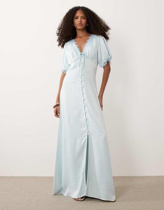 Miss Selfridge Maxikleid aus Satin in Blau mit Spitzenbesatz und durchgehender Knopfleiste