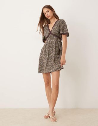 Nobody's Child Robe courte à finitions en dentelle et imprimé floral - Chocolat-Marron