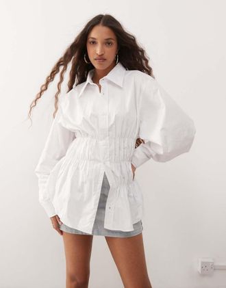 Lioness Chloe - Oversize-Hemd aus Baumwolle in Wei&szlig; mit bauschigen &Auml;rmeln und gerafftem Design