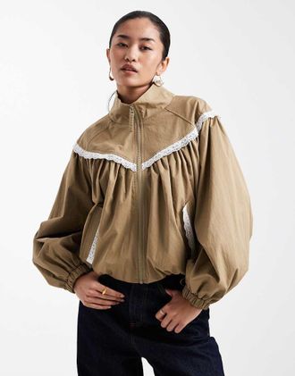 Miss Selfridge Veste de surv&ecirc;tement &agrave; col chemin&eacute;e et bordure en dentelle - Kaki-Vert