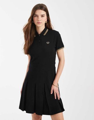 Fred Perry Plissiertes Midi-Tenniskleid in Schwarz mit Zierstreifen und Logo